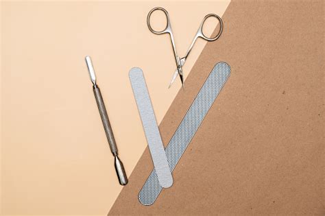 뷰티 살롱에서 매니큐어와 페디큐어를위한 도구 세트 명함 간판 스크린 세이버 모델 배너 뷰티 살롱 플랫레이 가위에 대한 스톡 사진 및 기타 이미지 Istock