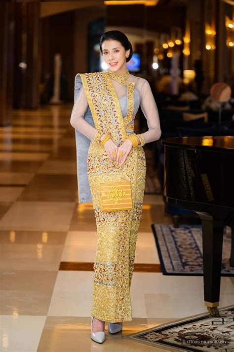 လက်ဖျားခါလောက်အောင် ကျော့ရှင်းတဲ့အလှတရားတွေနဲ့ ရွှေအိုရောင်နတ်မိမယ်လေးတမျှ ကျက်သရေရှိစွာလှရက်လွန