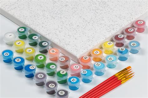 번호가 매겨진 캔버스 여러 개의 페인트 용기 빨간색 손잡이가 있는 붓을 포함한 상세한 숫자별 페인트 키트 0명에 대한 스톡 사진 및 기타 이미지 Istock