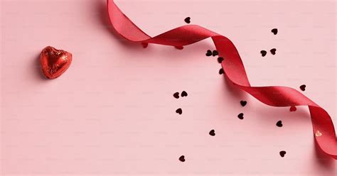 빨간 리본 색종이 분홍색 배경에 하트 모양의 과자가 있는 우아한 발렌타인 데이 배경 최소한의 스타일 플랫 레이 사진 Unsplash의 로맨스 이미지