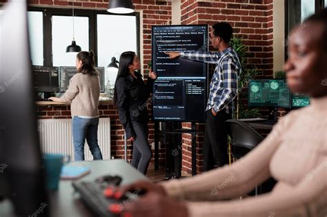 Premium Photo African American Back End Network Developer Explaining