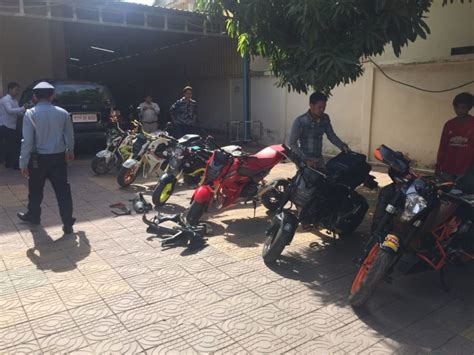 អធិការនគរបាលខណ្ឌចំការមន ឃាត់ម៉ូតូក្មេងទំនើង ៦គ្រឿង ដែលកែច្នៃបំពង់ស៊ីម៉ាំងម៉ូតូ យកមកអប់រំណែនាំ