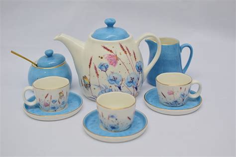 우아하고 전통적인 도자기 파란색과 흰색의 우아한 꽃 도자기 중국 세라믹 차 커피 컵과 찻주전자 및 접시 세트의 모형 디자인