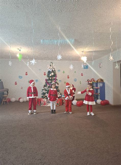 🎄🎊🎁 წინასასკოლო მზაობის ჯგუფის აღსაზრდელები გილოცავთ დამდეგ შობა ახალ წელს 🎁🎊🎄 ️ ️ აღამზრდელ