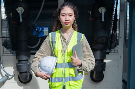산업 냉수 팬 코일 단위 에어컨을 점검하는 엔지니어는 공기 시스템을 제어하는 대형 산업 건물의 물 냉각탑 공기 냉각기 Hvac 시스템입니다 20 24세에 대한 스톡 사진 및