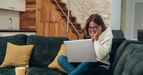 집 거실에서 가족과 연락을 유지하기 위해 노트북을 사용하는 젊은 여성의 사진 사진 Unsplash의 성인 이미지