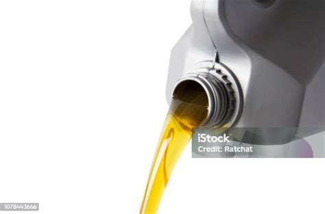은색 플라스틱 갤런 병에서 모터 기름을 붓는 흰색 배경 분리 노란 회색 용기에 탄화수소 석유 액체 0명에 대한 스톡 사진 및