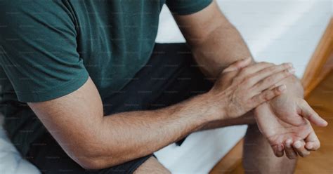 무릎에 손을 얹고 침대에 앉아 있는 남자 사진 Unsplash의 남성 이미지