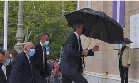 Έντονες αποδοκιμασίες κατά του Κυριάκου Μητσοτάκη από το συγκεντρωμένο πλήθος στη Μητρόπολη