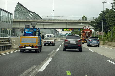 도로를 달리는 여러종유의 자동차들 유토이미지 상세페이지 베이직샵 사진 21449575