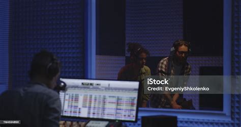 스튜디오에서 일하는 폴리 아티스트 및 사운드 엔지니어 영화에 대한 스톡 사진 및 기타 이미지 영화 프로듀서 3 명 Istock