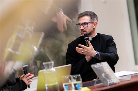 Naują Knygą Išleidęs Kunigas Benas Lyris „Švelnumas Man Yra Dorybė“