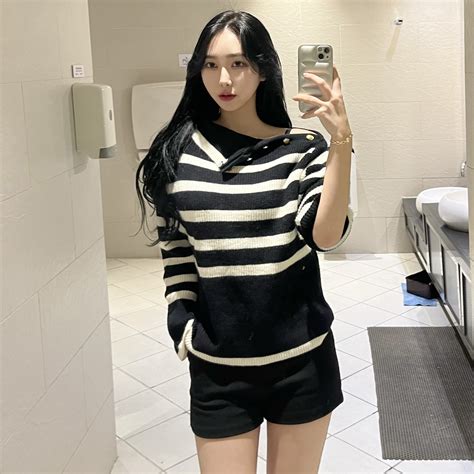 수입의류 고퀄 한쪽 트임 오프숄더 골드 버튼 니트 에이블리