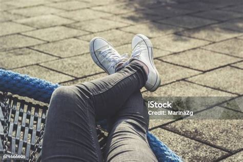 야외에서 편안한 여자 다리 건너 검은 청바지와 흰색 캔버스 운동 화를 입고 거리에 대한 스톡 사진 및 기타 이미지 거리 검은색 길거리 스타일 Istock