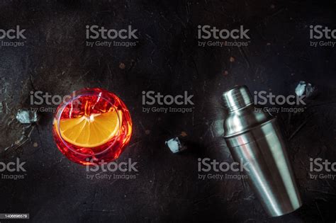 신선한 오렌지 슬라이스와 셰이커 이탈리아 차가운 음료를 곁들인 아페롤 칵테일 0명에 대한 스톡 사진 및 기타 이미지 0명 감귤류 과일 검정색 배경 Istock