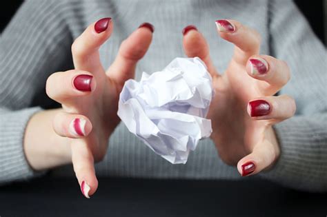 아무 생각과 실패 개념입니다 볼의 형태에 구겨진된 종이 손으로 표현 하는 무 능력에 대 한은 유 또는 창의력 위기를 건다 그것은 밖으로 스트레스와 불안의 많은 작동 하지