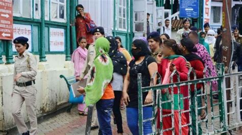 Sex रैकेट खुलासा होटल में चल रहा था देहव्यापार 8 कॉल गर्ल सहित 17