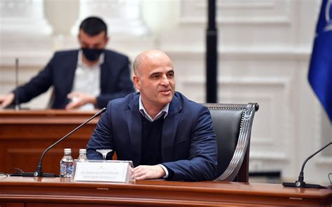 Политичарите да зборуваат за политички а историчарите за историски прашања порача Ковачевски