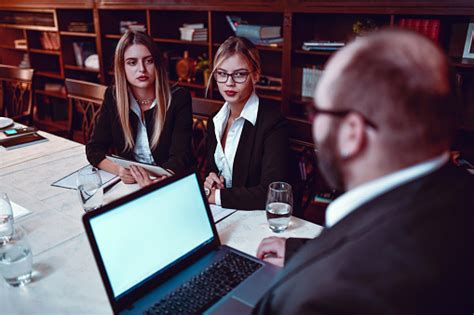 여성 회계사와 비즈니스 미팅을 하는 동안 프로젝트에서 일하는 상사 경제에 대한 스톡 사진 및 기타 이미지 경제 금융 긍정적인 감정 표현 Istock