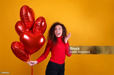 물결 모양의 머리를 가진 여성 모델과 해피 발렌타인 데이 개념 이미지 풍선에 대한 스톡 사진 및 기타 이미지 풍선 갈색 머리 곱슬 머리 Istock