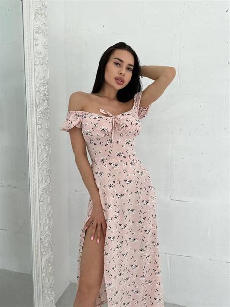 Сукня міді у квітковий принт з розрізом на нозі — ціна 630 грн у каталозі Сукні міді Купити