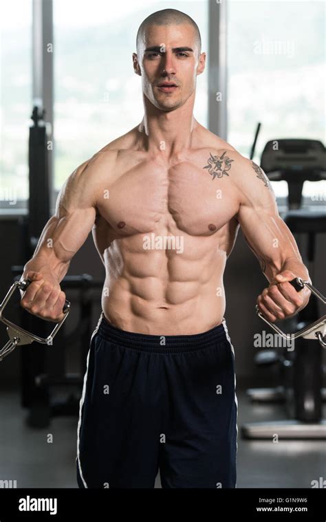 Junge Bodybuilder Arbeitet An Seiner Brust Mit Cable Crossover Im
