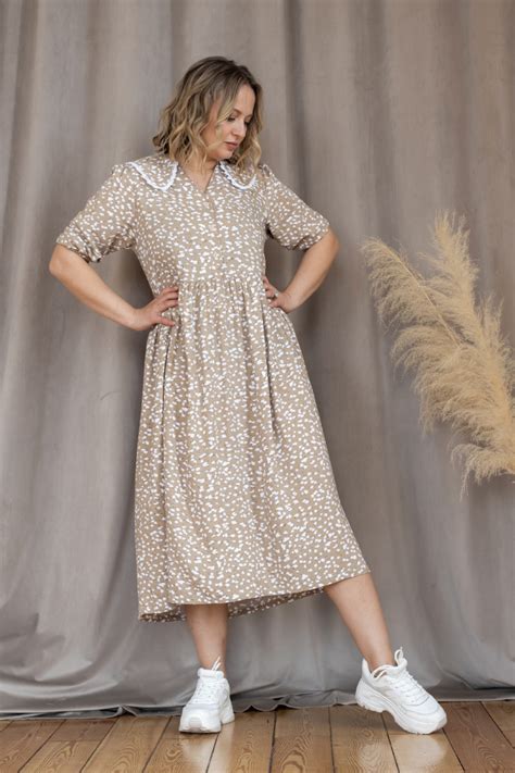 Бежевое платье с кружевным воротничком купить в Москве по цене 7 500 руб