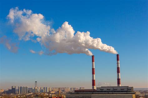 식물의 파이프 대기 중으로 유해 물질을 방출 한다 하늘 배경에 클로즈업 겨울에 대한 스톡 사진 및 기타 이미지 겨울 고층 건물 공기 오염 Istock