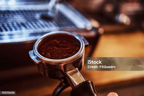 카페 상점이나 레스토랑에서 검은 분쇄 커피와 포르타 필터를 들고 손의 클로즈업 사진 갈색에 대한 스톡 사진 및 기타 이미지 갈색 강철 금속 Istock