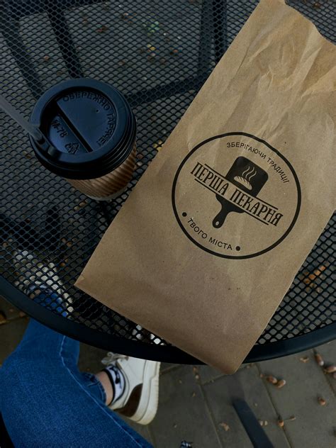 야외 카페 테이블 위의 커피와 페이스트리 백 · 무료 스톡 사진