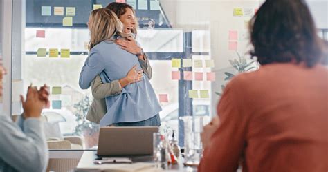 축하 포옹 및 비즈니스 사람들이 프로젝트 달성 계획 성공 및 팀워크를 위한 브레인스토밍 회의에 참석합니다 흥분한 기업 직원들이 승진과 지원을 위해 손뼉을 치거나 박수를