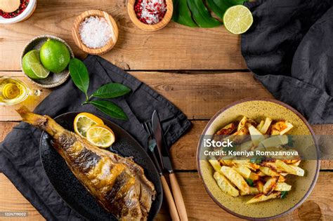 구운 농어 또는 나무 테이블에 감자와 함께 링코드 생선 텍스트 공간을 복사 감자 요리에 대한 스톡 사진 및 기타 이미지 감자 요리 건강한 식생활 고명 Istock