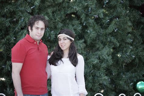 Pares Jovenes Felices En El Parque Foto De Archivo Imagen De Sonrisa Cubo