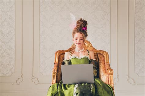 고급스러운 인테리어 환경에서 현대 기술을 사용하는 역사적인 복장을 한 젊은 여성 20 24세에 대한 스톡 사진 및 기타 이미지 20 24세 곱슬 머리 공부 Istock