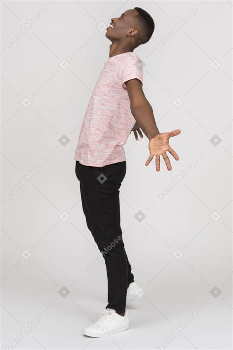 팔을 벌리고 있는 청년의 옆모습 사진