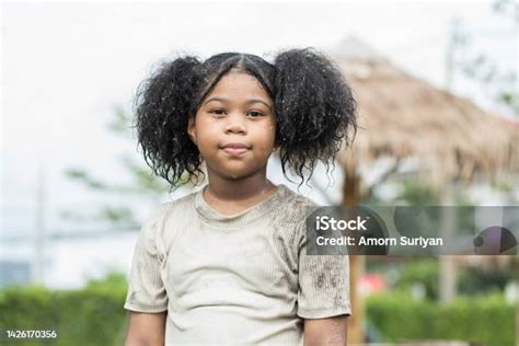 여름날 젖은 진흙과 흙을 노는 행복한 아프리카 계 미국인 어린이 소녀의 초상화 아이 소녀 젖은 몸과 진흙으로 즐거운 시간 6 7