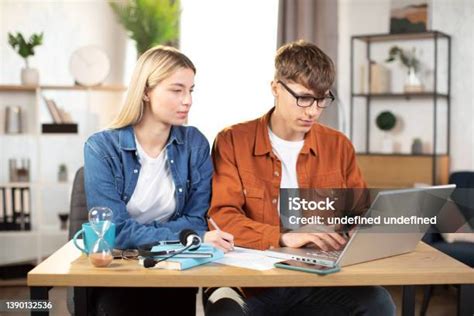 직장에서 새로운 프로젝트를 계획하는 두 명의 젊은 사람들 남성과 여성 그룹 2명에 대한 스톡 사진 및 기타 이미지 2명 Brand Name Smart Phone