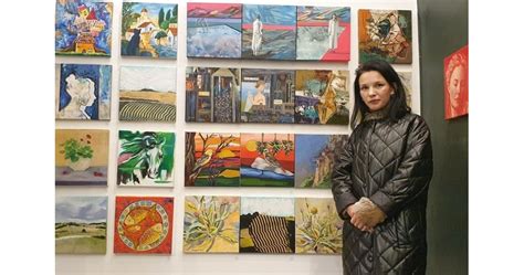 Структурна живопис представя художничката Евелина Вълчанова