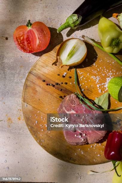 나무 판에 부추 피망 호박 월계수 잎 토마토 소금 후추를 곁들인 생 돼지고기 스테이크 수직 방향 0명에 대한 스톡 사진 및 기타 이미지 Istock