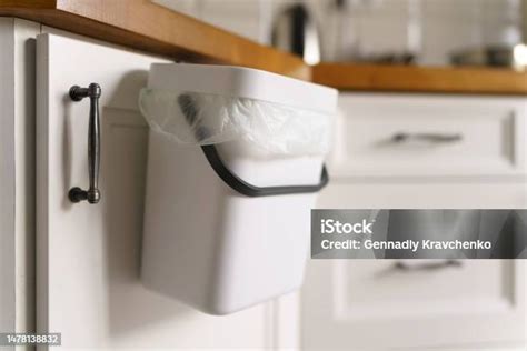 가정용 주방의 퇴비 통 유기농 음식물 쓰레기를 담는 보카시 용기 남은 음식은 천연 비료로 재활용하십시오 지속 가능한 라이프 스타일과 제로 폐기물 개념 0명에 대한 스톡 사진