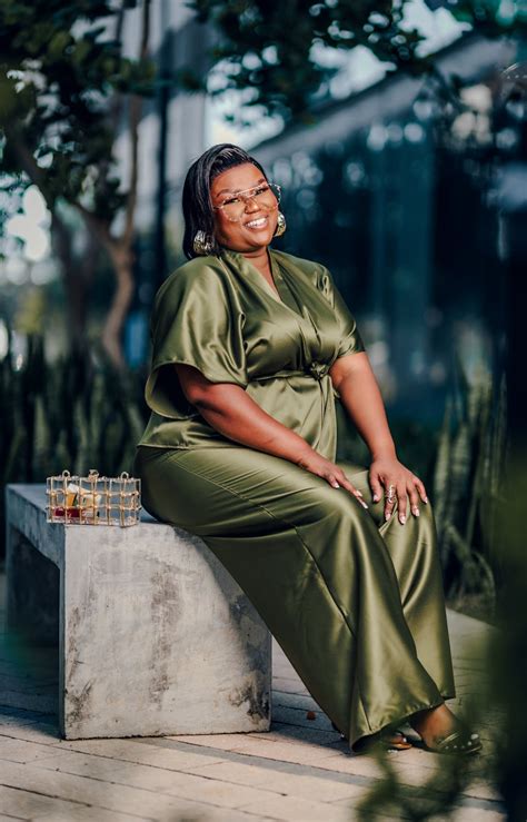 거리 패션 경치가 좋은 고요한 균형 나무 나뭇잎 낮 녹색 드레스 도시 도시 환경 도시의 라이프스타일 무성한 미소 짓는 반사 벤치 빛나다 산림