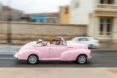 쿠바 하바나의 낡은 차 이동 일반적으로 현지인과 관광객을 위한 택시로 사용되는 복고풍 차량 핑크 색상 거리에 대한 스톡 사진 및 기타 이미지 Istock