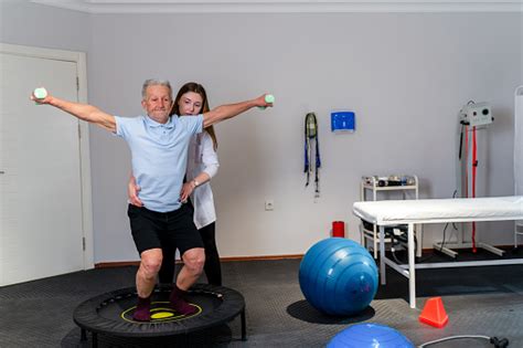 시니어 남자 신체 재활 환자 Bosu 공에 서 운동에 대한 스톡 사진 및 기타 이미지 운동 파킨슨병 노인 Istock