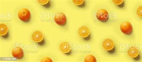 노란 배경에 신선한 오렌지 조각의 과일 패턴입니다 복사 공간 팝 아트 디자인 창조적 인 여름 개념입니다 평면도 과일에 대한 스톡 사진 및 기타 이미지 Istock