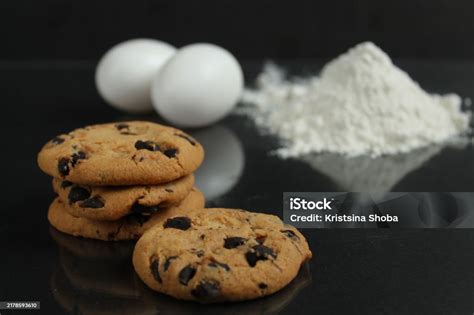 비스킷 밀가루 요리 비스킷을 만들기 위한 재료 배경에 밀가루와 닭고기 달걀 건강한 식생활에 대한 스톡 사진 및 기타 이미지