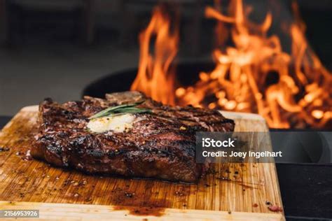 버터 양념 로즈마리를 곁들인 완벽하게 조리된 티본 스테이크를 숯불구이에 구운 요리 바베큐그릴에 대한 스톡 사진 및 기타 이미지 바베큐그릴 바비큐 스테이크 Istock