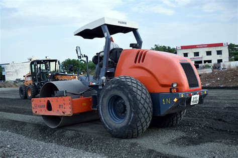 건설 현장에서 토양 압축기 도로 및 기초 건설시 토양 자갈 콘크리트 또는 아스팔트를 평준화하기위한 진동 단일 실린더 도로 롤러