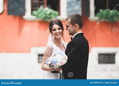 Matrimonio De Lujo Pareja De La Boda Novia Y Novio Posando En La Ciudad
