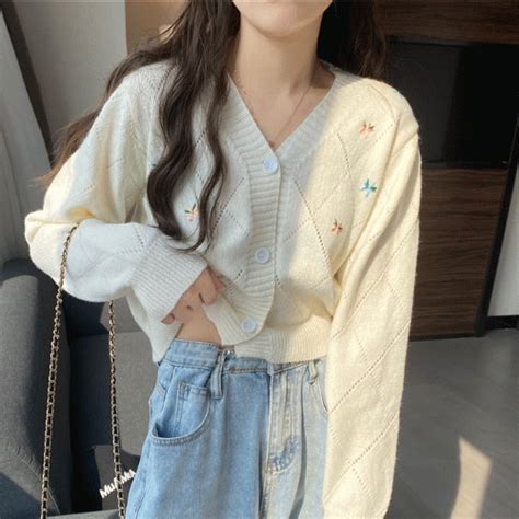 위드포에버 러블리 미니 플라워 자수 사선 체크 미니 펀칭 루즈핏 브이넥 긴팔 크롭 니트 가디건 봄 가을 겨울 신상 위시버킷