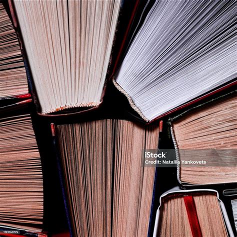 책 어두운 배경에 다채로운 두꺼운 열린 책이 많이 서 있습니다 0명에 대한 스톡 사진 및 기타 이미지 0명 골동품 과학 Istock